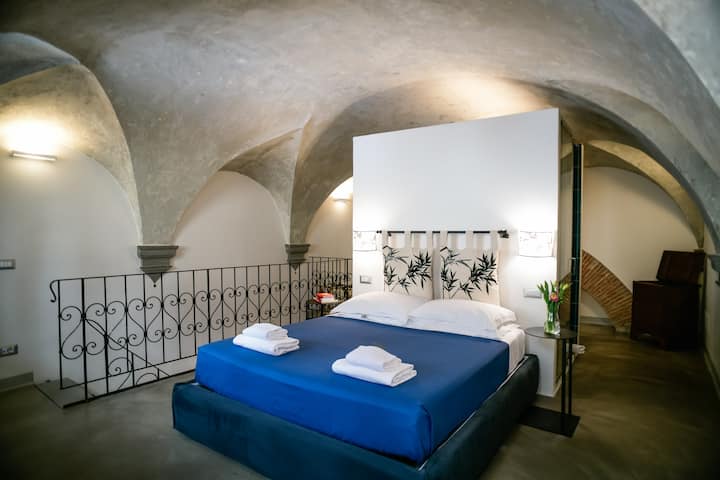 Two Floors Of Blue In The Center Of Florence - Florenz