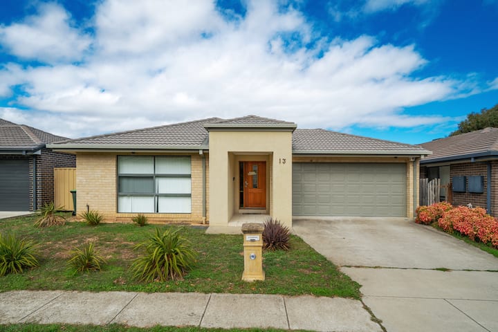 5br Family House In Franklin - Canberra