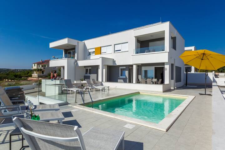 Deluxe Apartments With Pool For 12 - Novalja