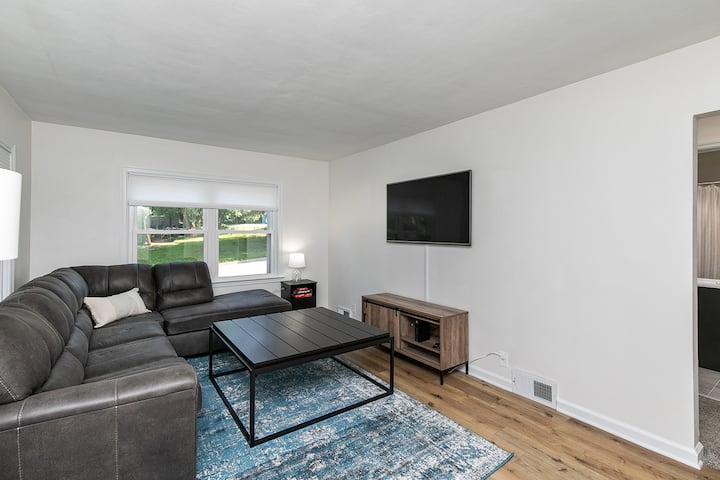 The Cozy Cottage - Des Moines, IA