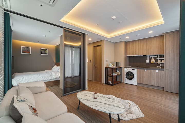 해운대 디럭스룸 *가족환영*해운대바다3분,지하철역 3분*발코니*신축 - 부산광역시