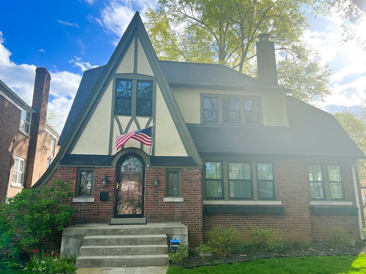 Kentucky Tudor In The City- Amazing Location - Louisville