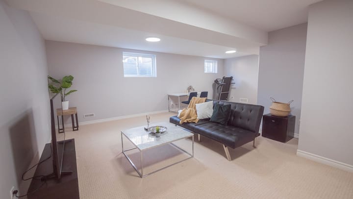 Cozy 1 Bedroom Basement Suite - London