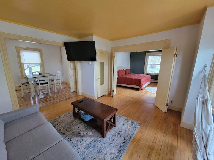 Sunny 1 Bedroom Apartment - Pontoosuc Lake, MA