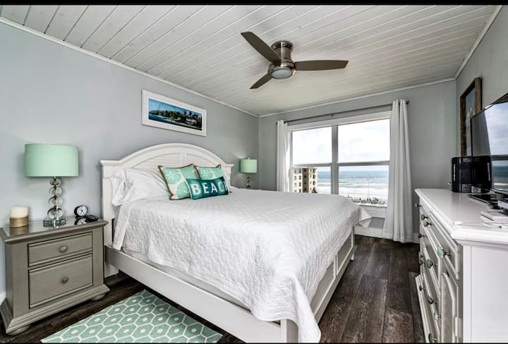 Beachfront Bliss Penthouse Condo Breathtaking View - New Smyrna Beach, FL