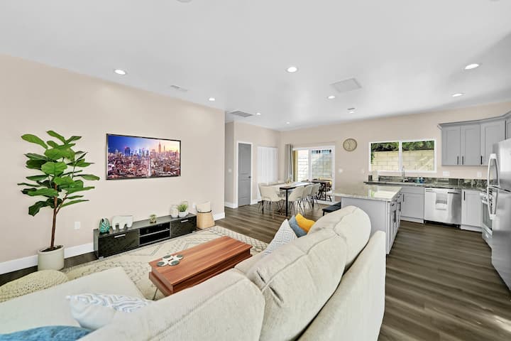 Stunning Modern Home Near Disney L Firepit Lounge - Anaheim, CA