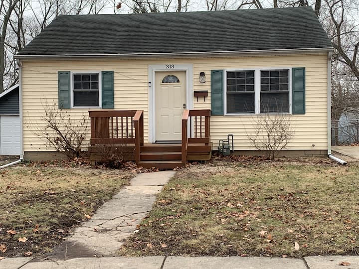2br Pet-friendly House Near Uiuc - Champaign, IL