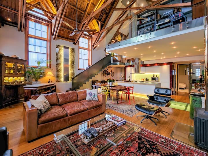 Extravagant Downtown Heritage Home With Cabin Style Vaulted Ceilings - Cape Town