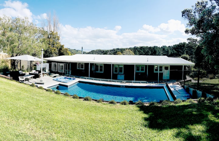 Sun-drenched Island Home: Pool, Spa & Outdoor Fire - Waiheke Island