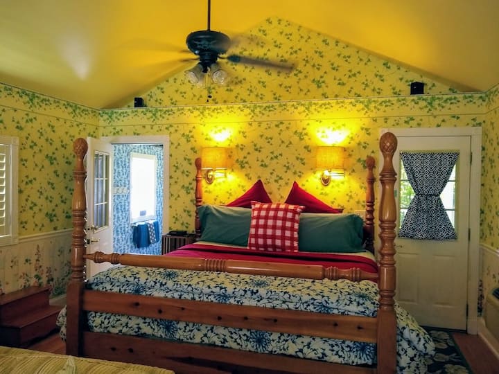 Romantic Cottage With Hot-tub & Private Porch - The Villages, FL