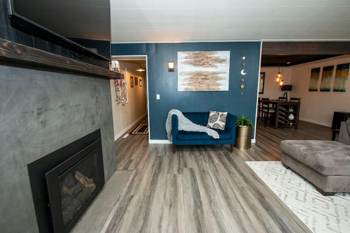 Bright Downtown Home - Park & Trail Access - Anchorage, AK
