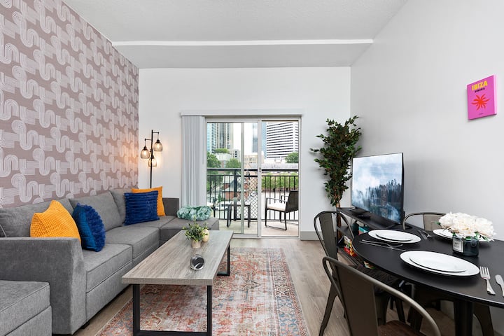 Cozy & Spacious | 2 Mins To Stadium, Free Parking - Charlotte, NC
