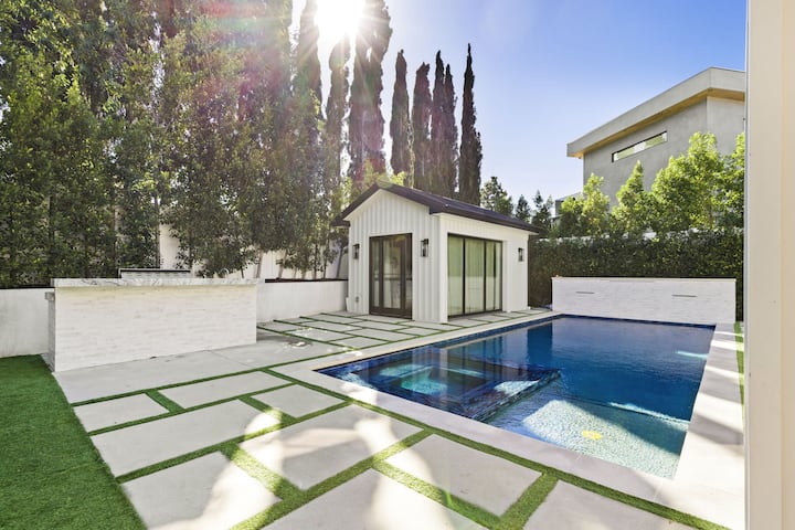 Hollywood Escape: Heated Pool, Spa & Theater - Los Angeles, CA