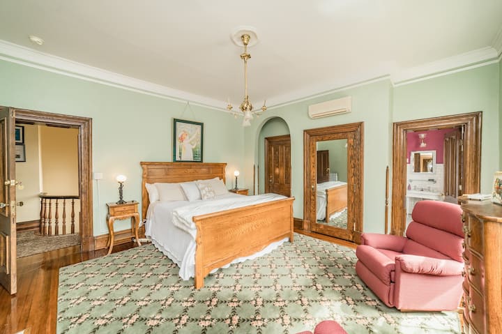 Peaceful Easy Feeling | 2 Rm | King Bed | Sleeps 2 - Lynchburg, VA