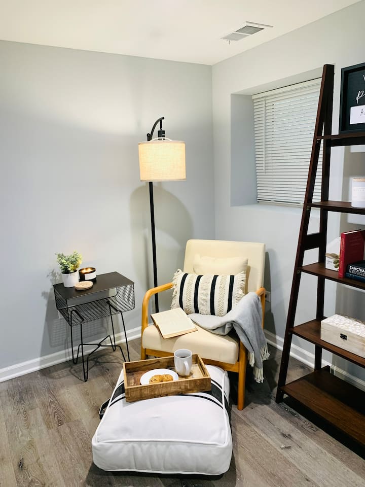 Modern 1br Retreat: Full Bed & On-site Parking - Oak Park, IL
