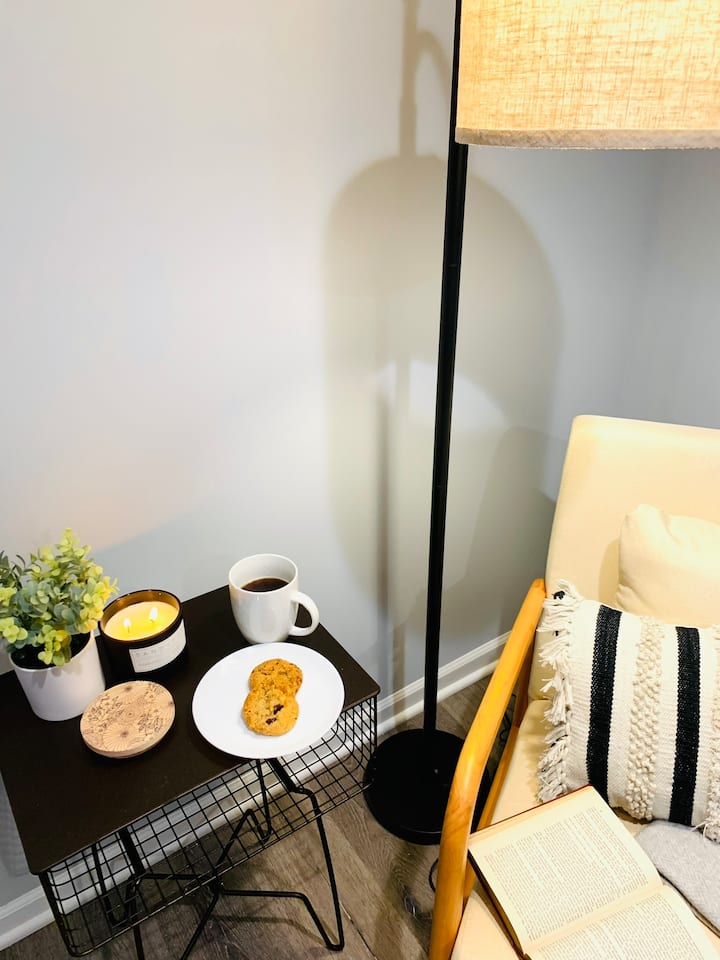 Stylish 1br In Humboldt Park | Walk To 606 Trail - Seven Seas, Riverside