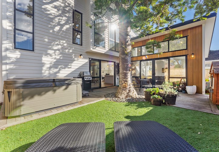 Lux Tree House Oasis W Spa! - Auckland