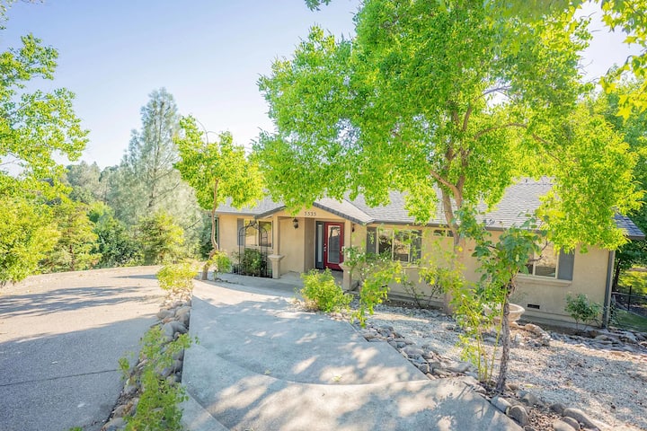 Summer Retreat! Tucked Away In A Cul-de-sac 5b/3b - Redding, CA