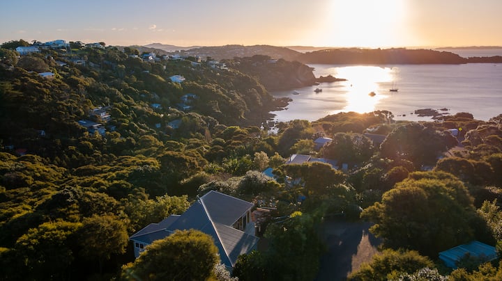 Kingfisher Views - Premium Home In Oneroa - Waiheke Island