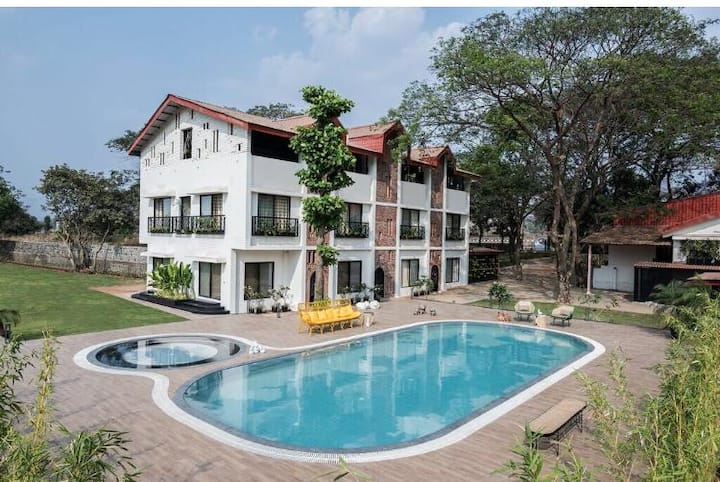 Khopoli's 17 Bedrooms Lavish Farm Stay - マハーラーシュトラ