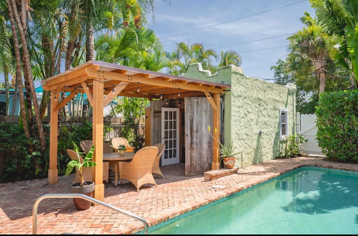 Pool-side Cottage Near Beaches And Downtown - West Palm Beach, FL