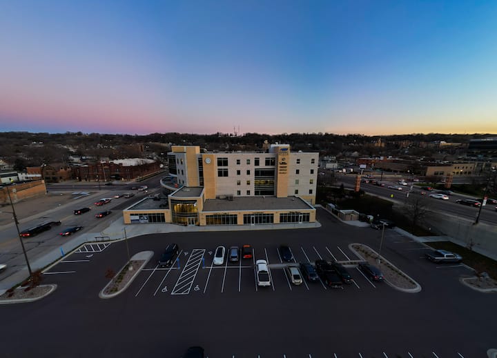 Arch + Cable Hotel- King - Mankato, MN