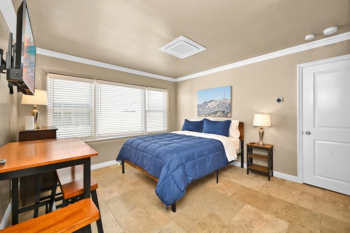 Apt Next To Boardwalk, Pier, Beach, Dining & More - Newport Beach, CA