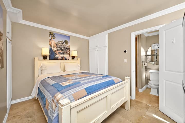 Secret Budget Friendly Studio Steps From The Ocean - Newport Beach, CA