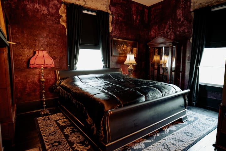 The Gilded Bat B&b - The Bride Of Dracula Suite - Newberry, SC