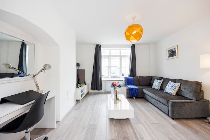 Modern 2 Bed House W Parking - Woolwich