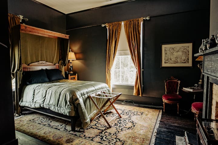 The Gilded Bat B&b - Jekyll And Hyde Room - Newberry, SC