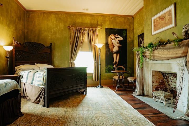 The Gilded Bat B&b - Lilith Room - Newberry, SC