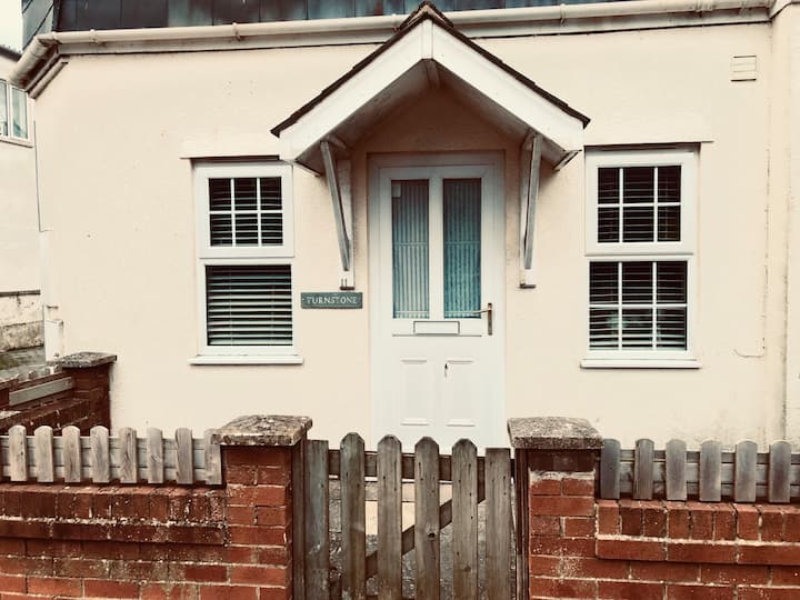 A Quaint Bolt Hole In A Central Location - Seaton