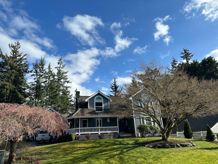 Centrally Located Oasis Lake & Mnt Views Big Yard - Bothell, WA