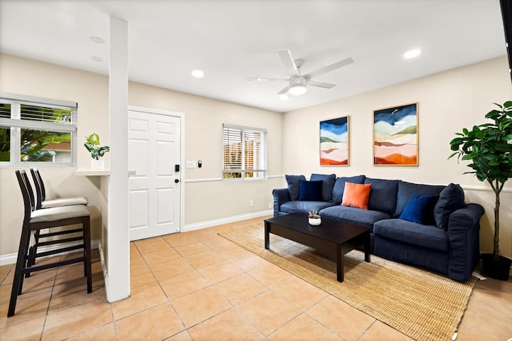 Beach Apartment, Walk Downtown! - Santa Barbara, CA