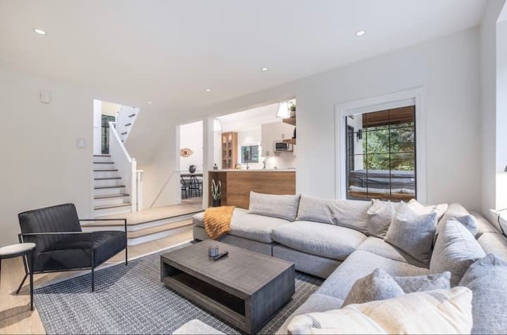 5 Br Chalet, Steps To Gondola! - Whistler