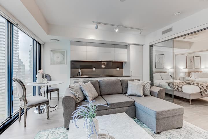 Luxury Retreat In Yorkville | Pristine Amenities - Toronto