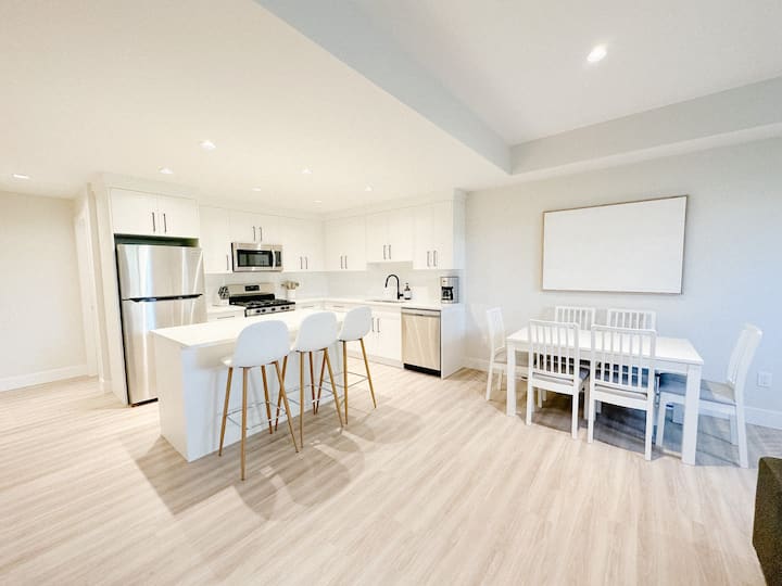 Brand New Modern 2 Bedroom Suite - Aldergrove