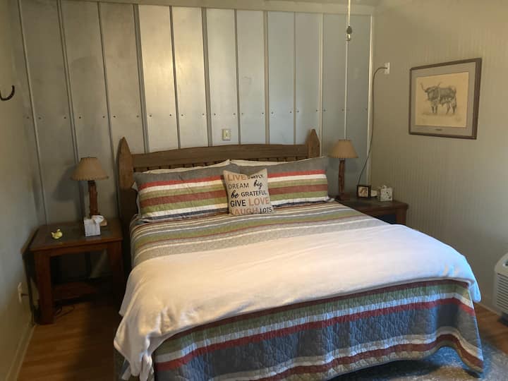 Saddle Creek Cabin 3 - Round Top, TX