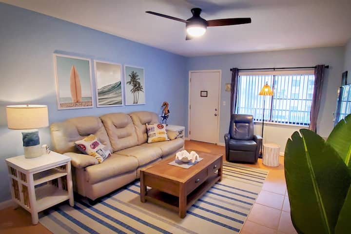 Cozy Condo Right On The Beach! - Cocoa Beach, FL