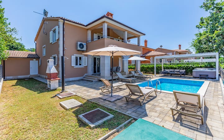 Luxury 4-bedroom Villa 13c - Pula