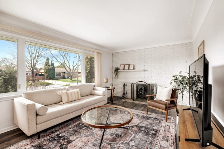 Cozy, Modern 2br W/ Remote Workspace, Patio & Gym - Windsor