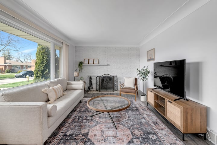 5 Beds | 2 Baths | Mins From Dt & Chrylser - Windsor, ON, Canada