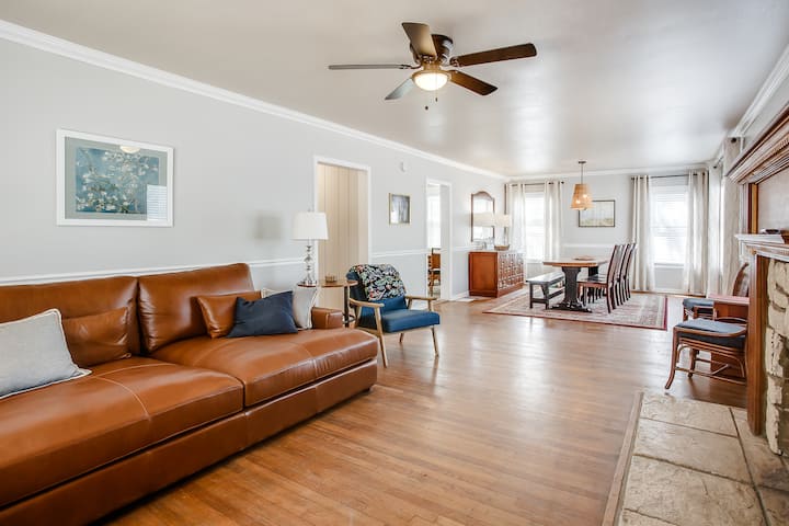 Brick Road Bungalow-quaint Home-3 Blocks From Tech - Lubbock, TX
