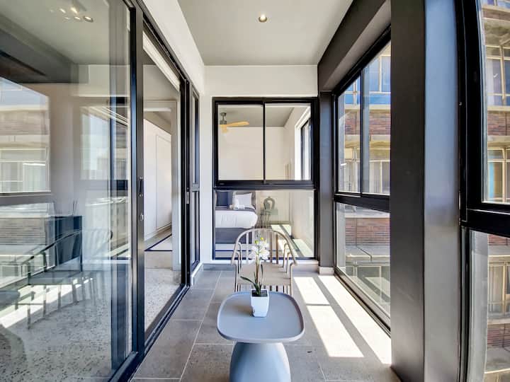 Inner City Gem W/ Wifi+pool - Cape Town