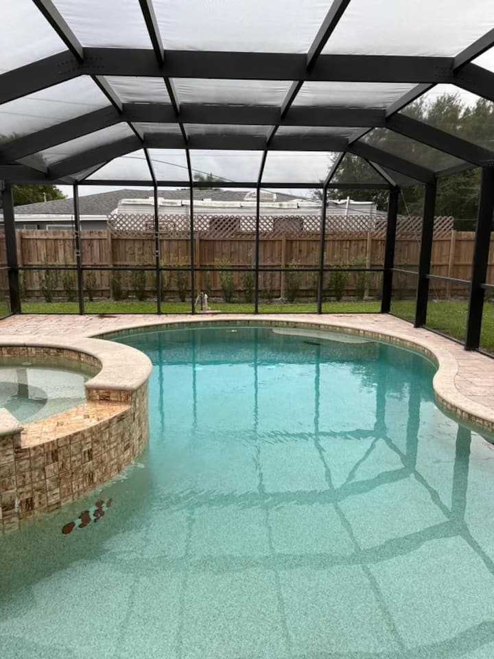 4 Bedroom Home W/ Pool & Jacuzzi - Bonita Springs, FL