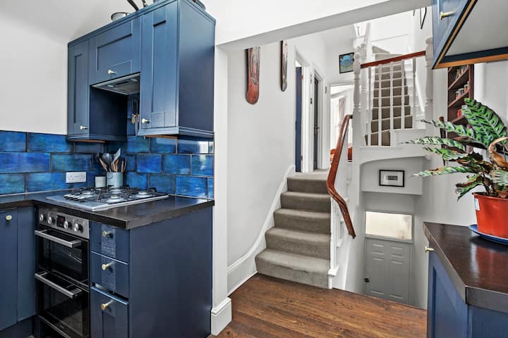 Bright & Sunny Flat Minutes From The University - Brighton and Hove