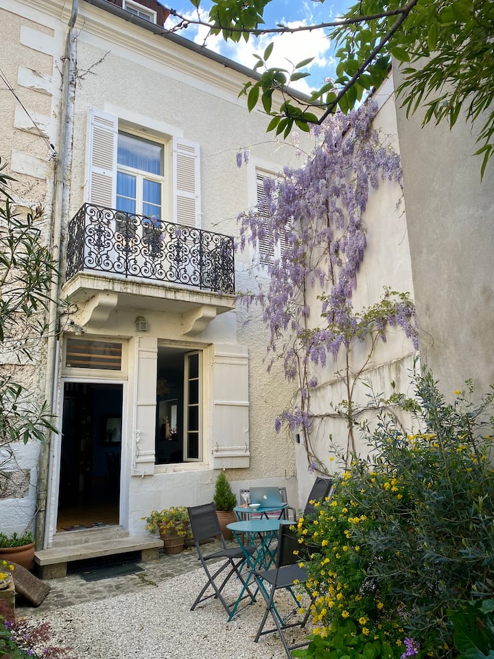 Unusual Artists’ Family House - Périgueux