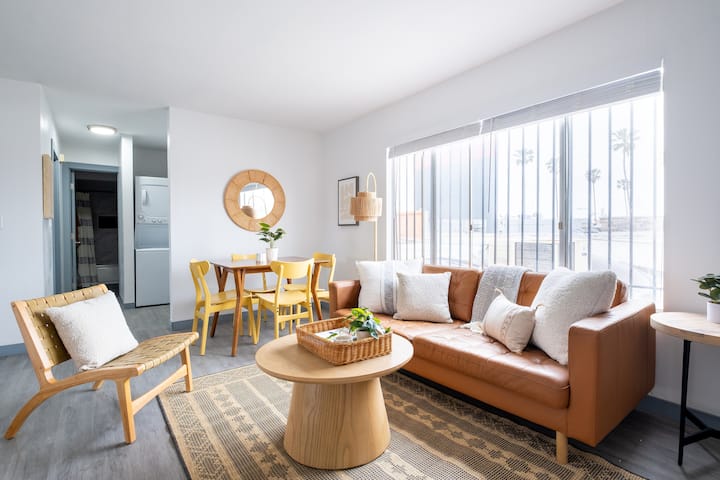 Walk To Beach & Shops! Central & Chic Newport Apt - サンディエゴ