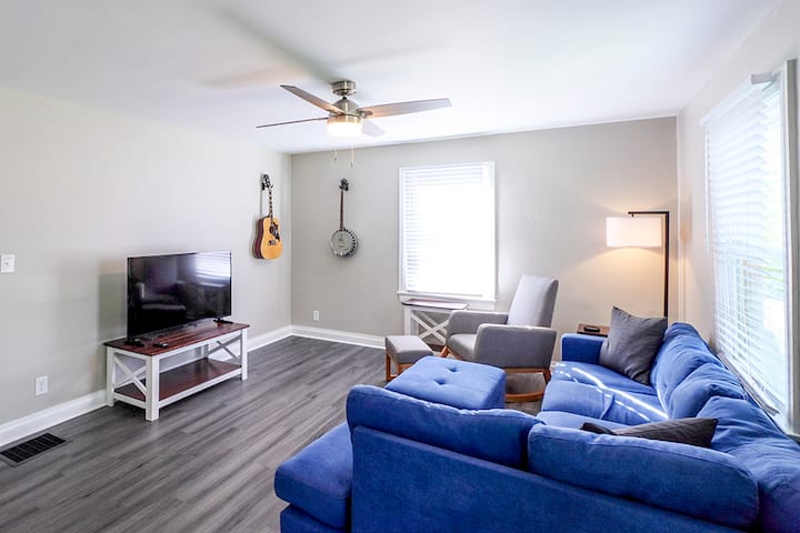 Comfy Crash Pad For The Whole Crew, 5 Beds 2 Baths - Louisville, KY